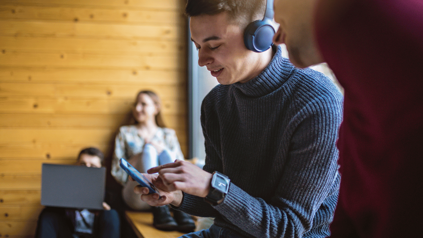 Tune In to Level Up: The 11 Best Sales Podcasts for SDRs | TaskDrive