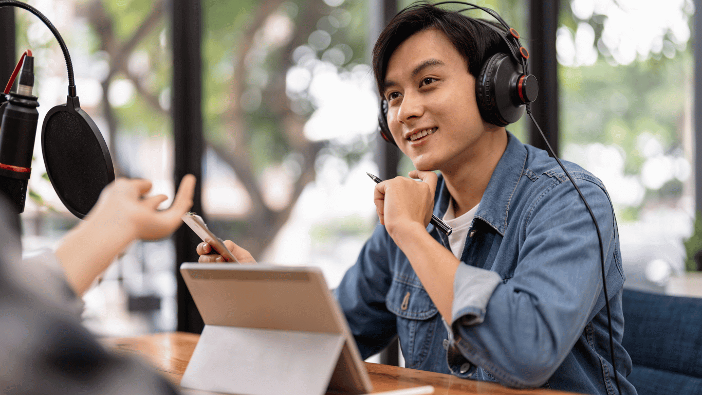 Tune In to Level Up: The 11 Best Sales Podcasts for SDRs | TaskDrive